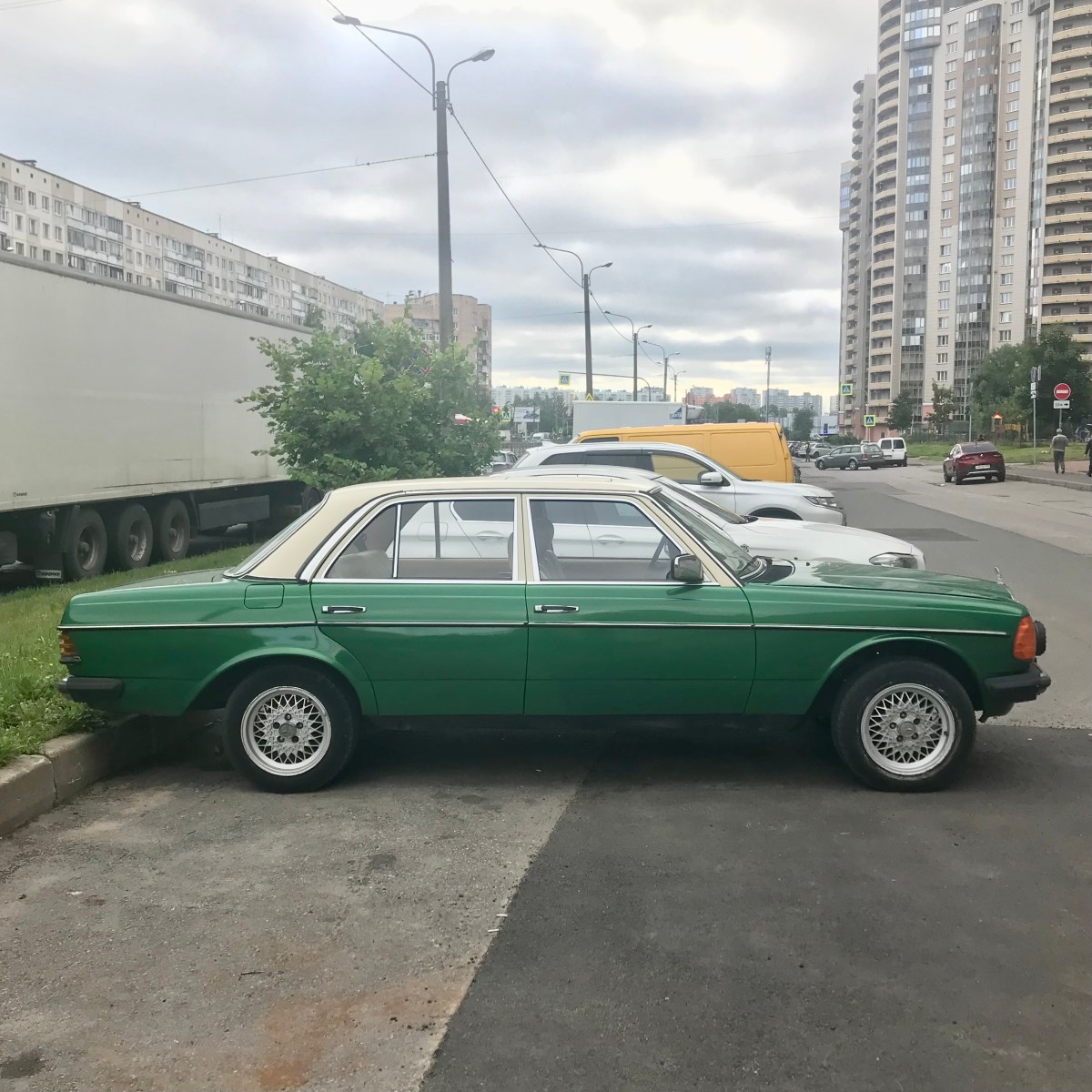 Mercedes-Benz W123 (300D) – Carwatcher